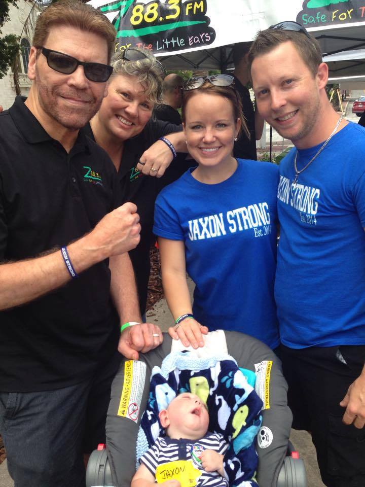 Jaxon Strong el bebé milagro que sobrevive con medio cerebro