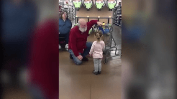 Niña confunde a un señor con Santa Claus en un supermercado
