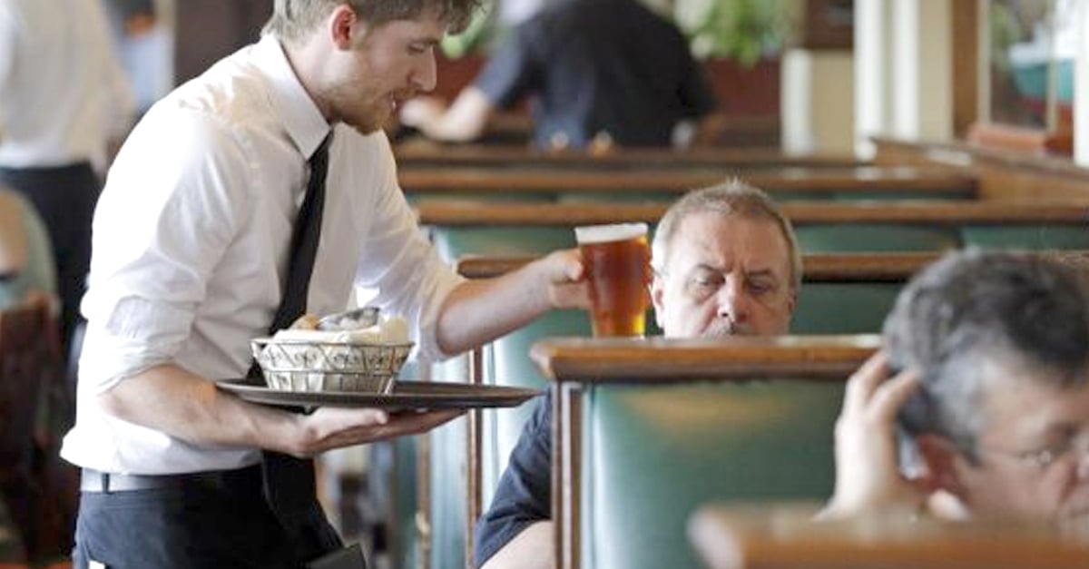 15 señales de que podrías ser un gran mesero y no sabías
