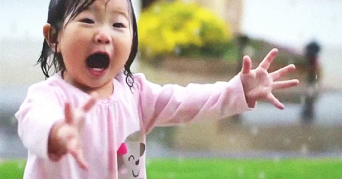 Niña Ve La Lluvia Por Primera Vez Su Reacción Te Conmoverá