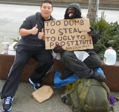Vagabundos que no han perdido su sentido del humor.