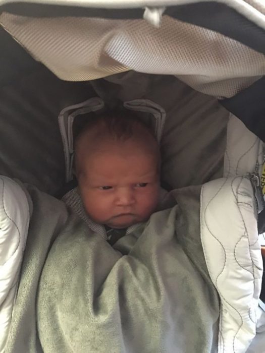 Padres que esperaban bebés pero recibieron viejitos a cambio